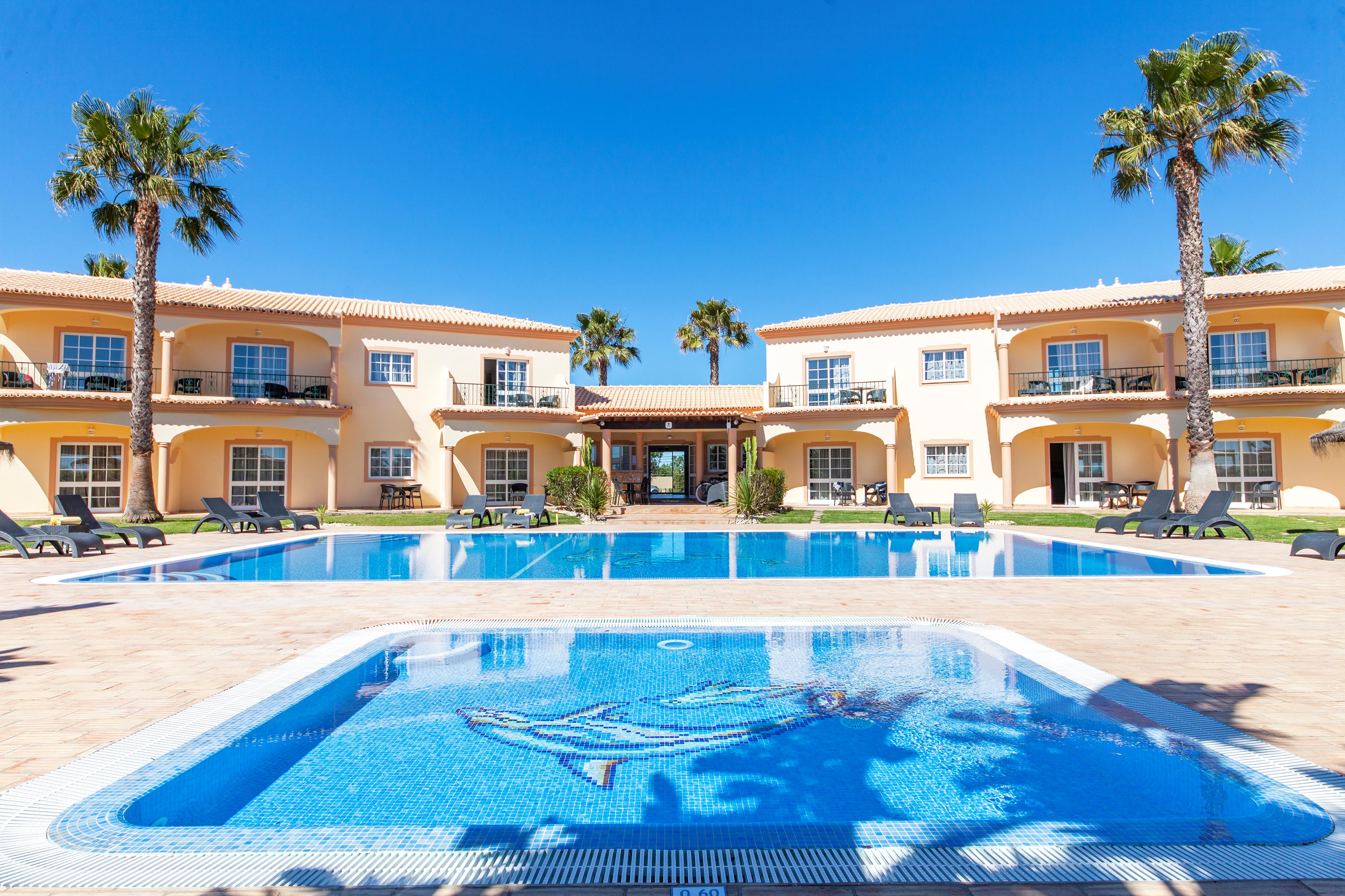 Aparthotel Atalaia Sol - Location de voiture incluse****, Algarve ...